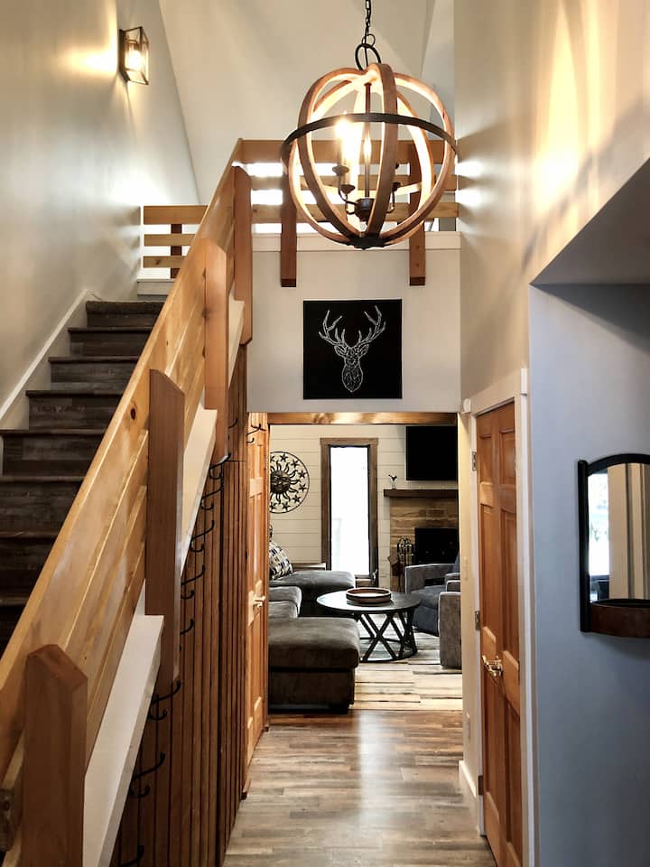 3-min Walk To Lake Club • 2-min Drive To Ski Lifts - Lake Harmony, PA