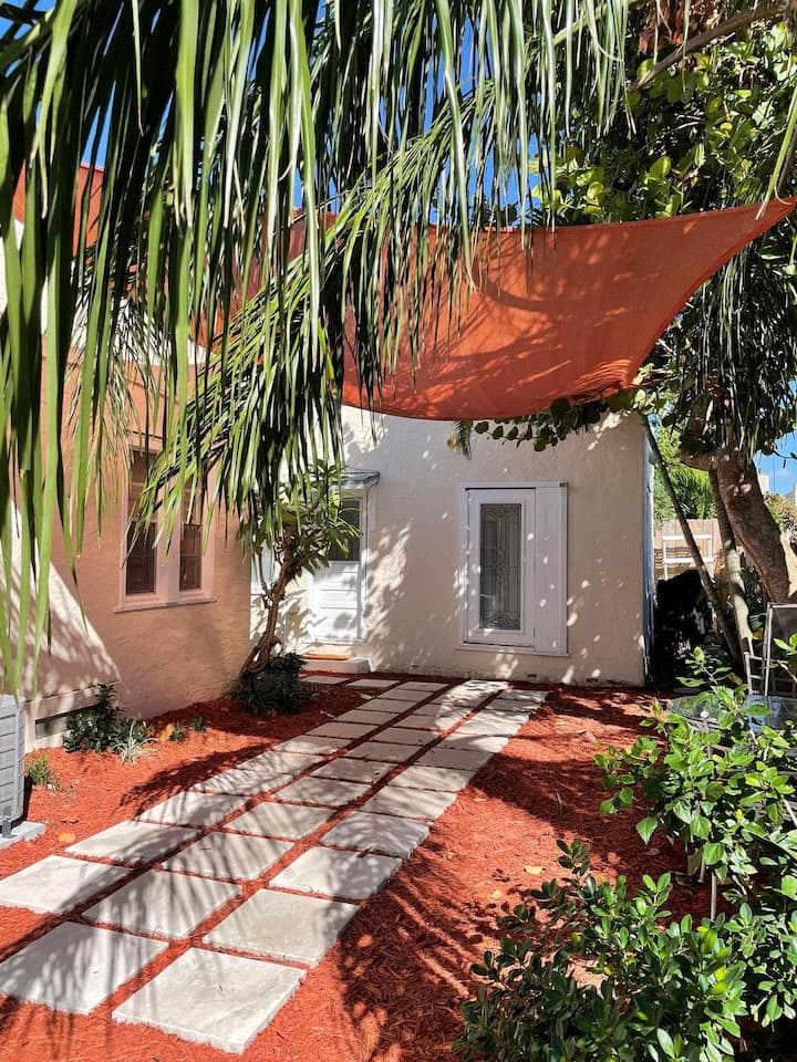 La Casita On Antique Row•1 Bdrm/ 1 Bth Cottage - West Palm Beach, FL