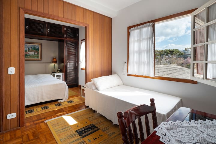 Suite 4 Espaçosa. No Centro Do Capivari. - Campos do Jordão