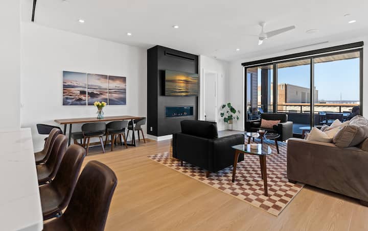 Luxe Downtown 2br Condo • Walkable • Parking + Gym - Holland Tulip Time Festival