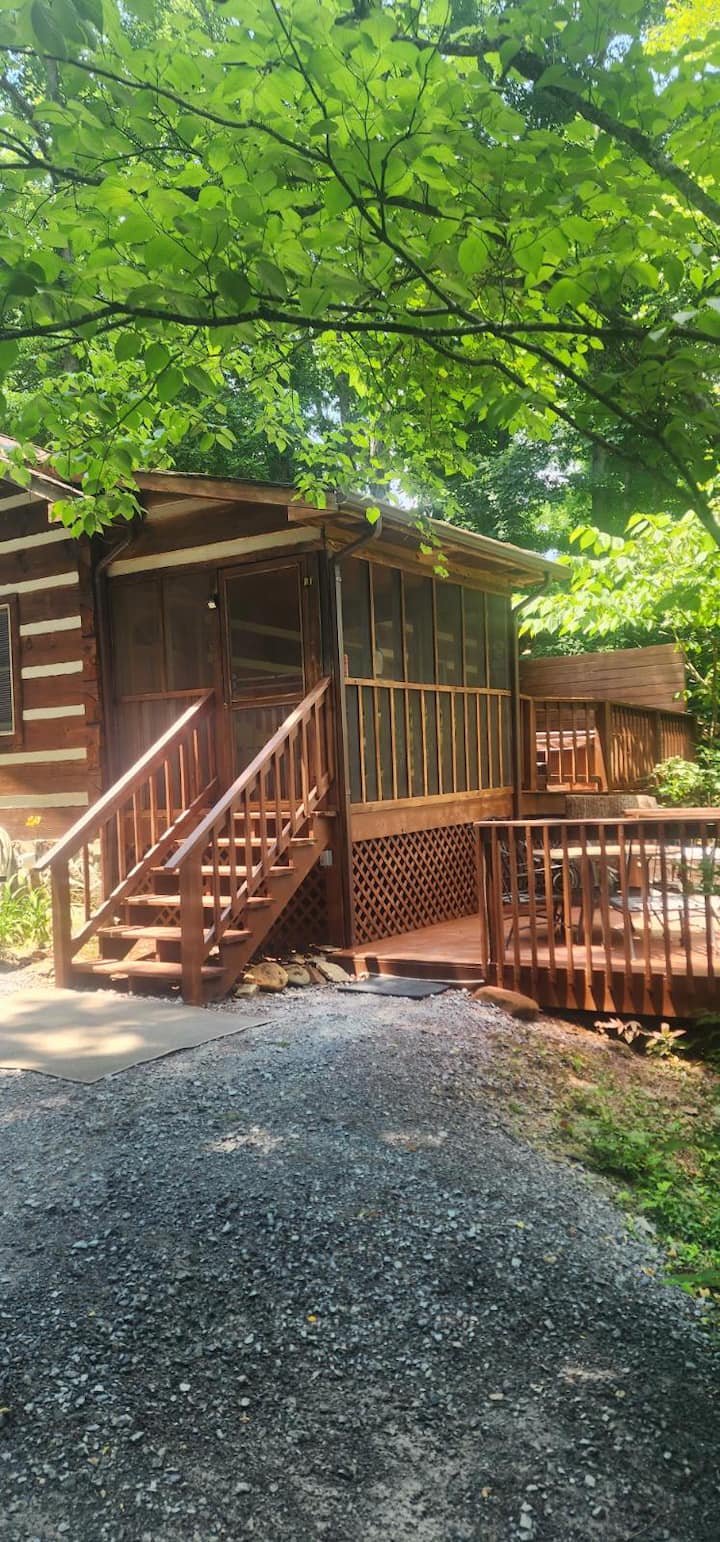 Gi Gi’s Getaway! 55in Tv, Hot Tub ! - Townsend, TN