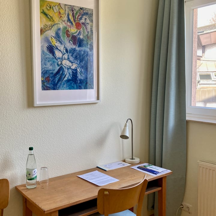 Helles Zimmer In Gemeindehaus - Frankfurt