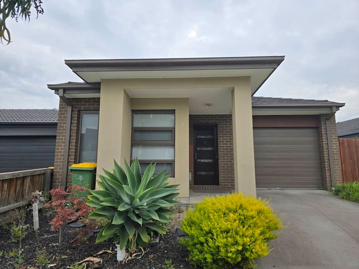 Perfect, Simple Family Home @ 7 - Gumbuya World, Tynong North