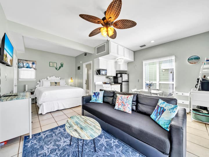 Beachside Breeze Cottage~steps To Beach & Pool - Destin, FL
