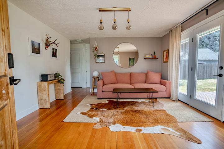 Groovy House Near Pdx W/ Deck, Workspace, Ac - Vancouver, WA