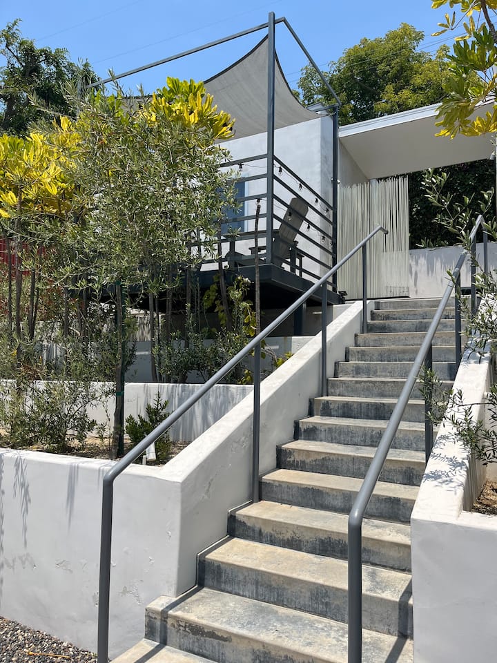 Private Unique Gh With
Separate Lounge Area Unit - Santa Monica, CA