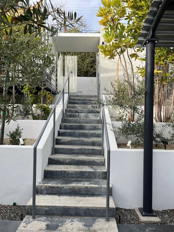 Private Unique Gh With
Separate Lounge Area Unit - Venice Beach, CA