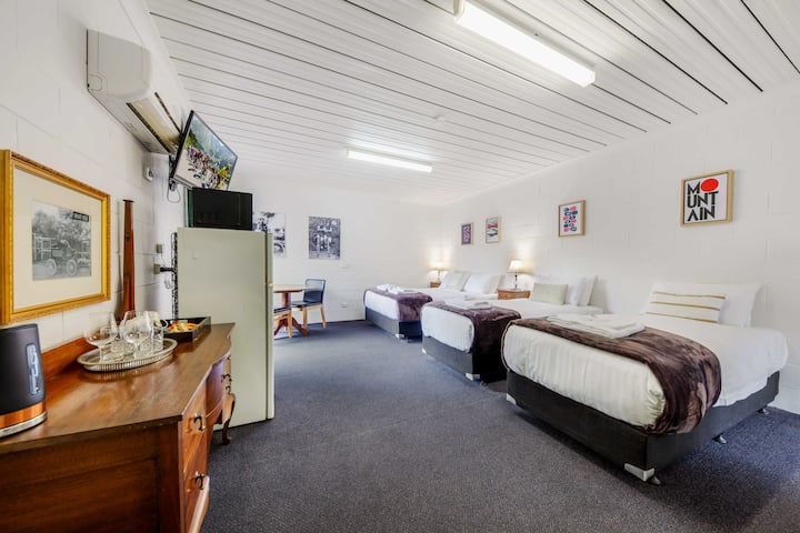 Centrally Located Studio In Bright - Bright