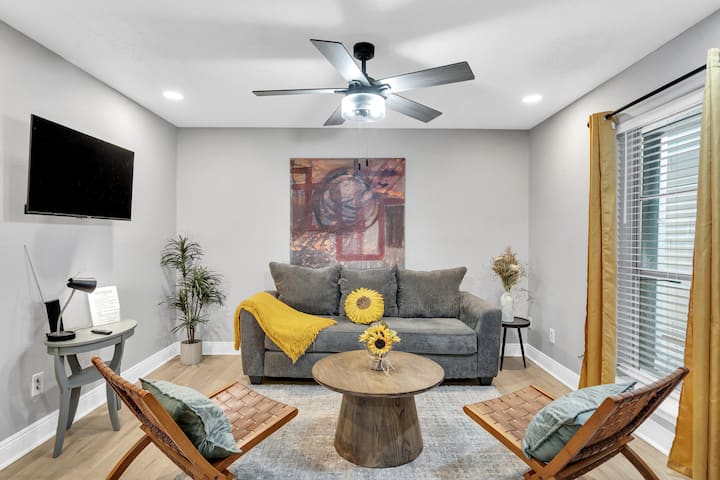 "Near Every Type Of Eatery Imaginable-clean/quiet" - Metairie, LA