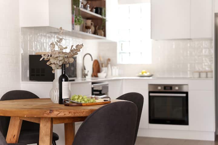 Steps To Beach, Bites & Bars - Squeaky Clean Stay - Newcastle