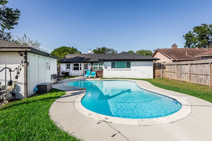 Home Away 〽️ Private Pool + Games & Grill - Stafford, TX