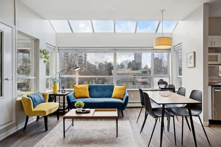 Top Floor 1 Bd + Den, Bright Space In West End - Vancouver