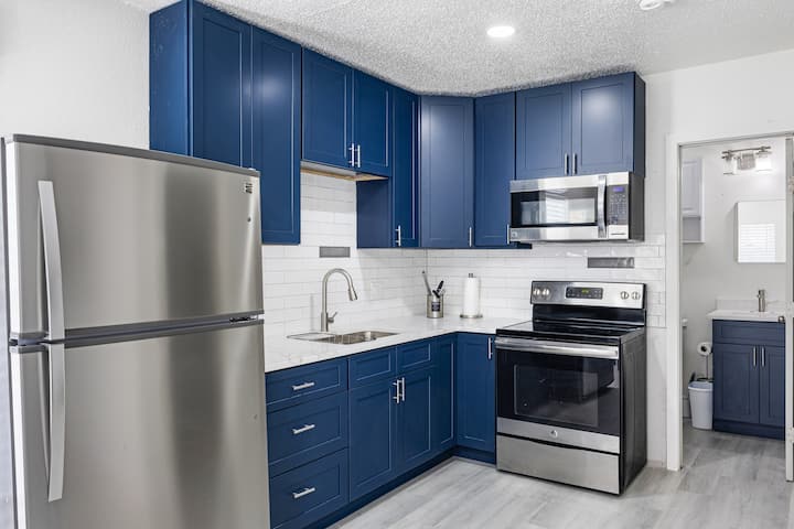 Newly Renovated Back Guesthouse/ King Size Bed - Dallas, TX