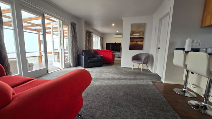 Palmy Stays : Just A Heartbeat Away From Downtown - Palmerston North