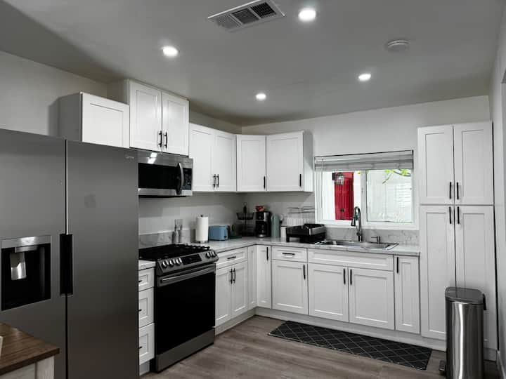 Guest House 2 Bed/ 1 Bath With Pool - Los Angeles, CA