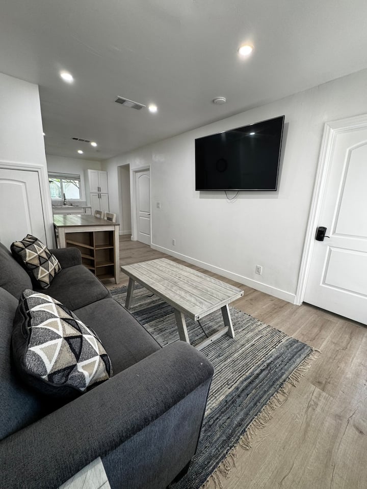 Guest House 2 Bed/ 1 Bath With Pool - San Fernando, CA