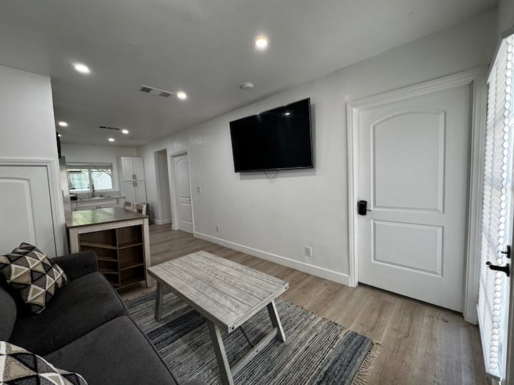 Guest House 2 Bed/ 1 Bath With Pool - Northridge - Los Angeles
