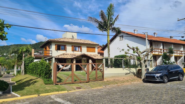 Linda Casa Perto Do Mar
4 Quartos - 6 Camas - Garopaba