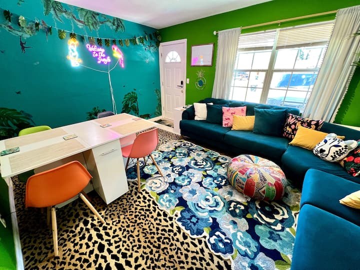 "The Jewel Jungelow" Central Eclectic Apartment - St. Petersburg