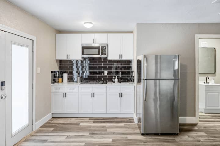 Newly Renovated Front Guesthouse/ King Size Bed - Dallas, TX
