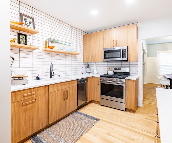 Swanky Mid-modern Retreat-walk To Restaurants - Cleveland, OH