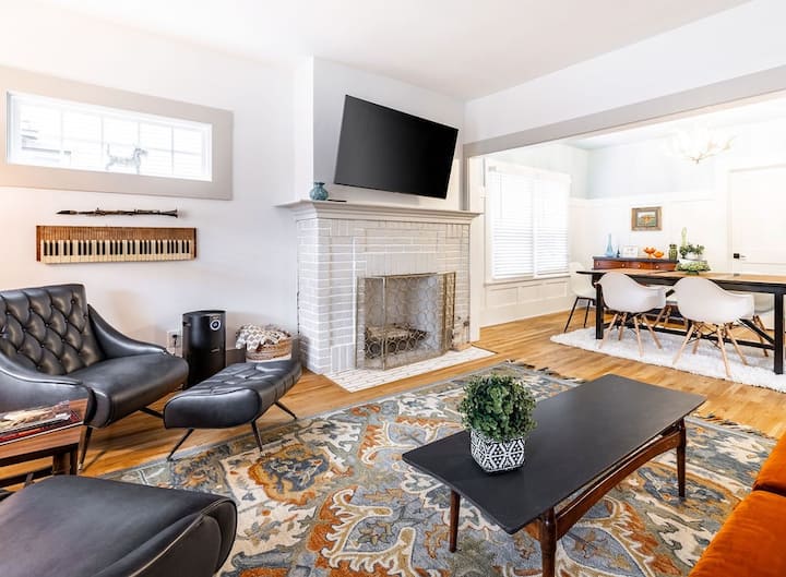 Swanky Mid-modern Retreat-walk To Restaurants - Cleveland Heights, OH