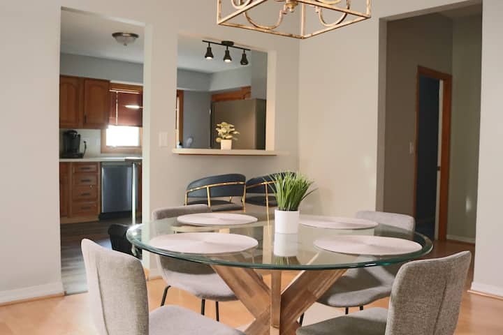 Comfy & Chic Retreat - Council Bluffs, IA