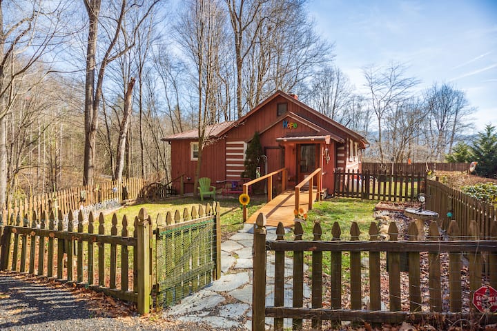 Hope Cabin, A Cozy Getaway - Maggie Valley, NC