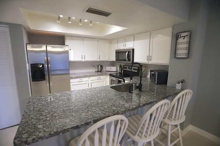 Simple 2nd Floor Condo - Glendale, AZ