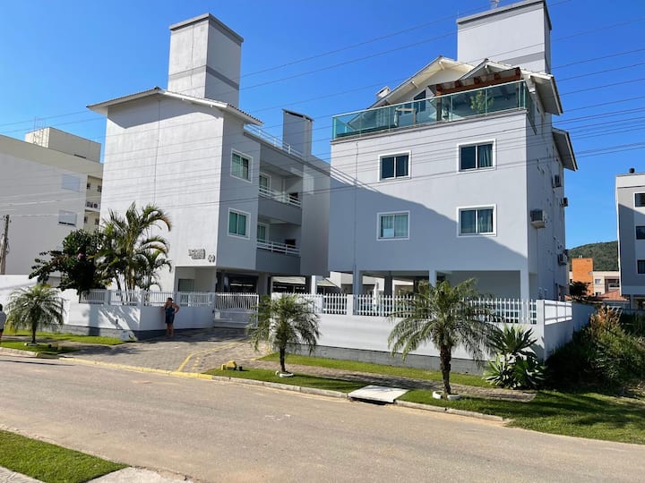 Apartamento Com Piscina - 2 Quartos 600 Mt- Praia - Governador Celso Ramos