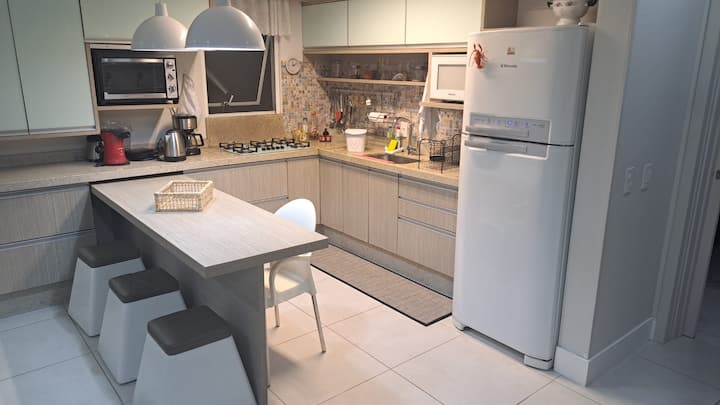 Apartamento De 3 Dormitórios A Uma Quadra Da Praia - Florianópolis