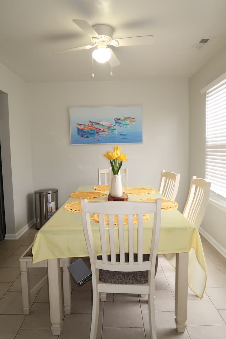 Spacious & Peaceful 3-bedroom Townhome Retreat - Virginia Beach