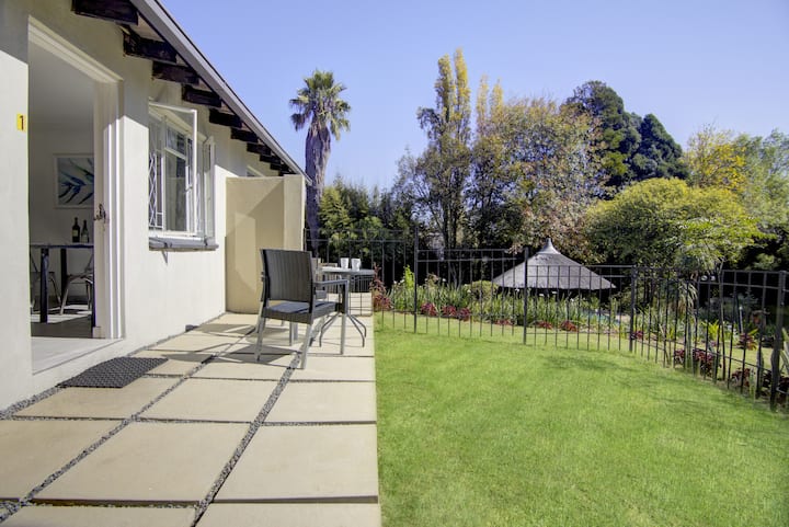 Bc1. Spacious Apartment With Back-up Solar Power - Sandton