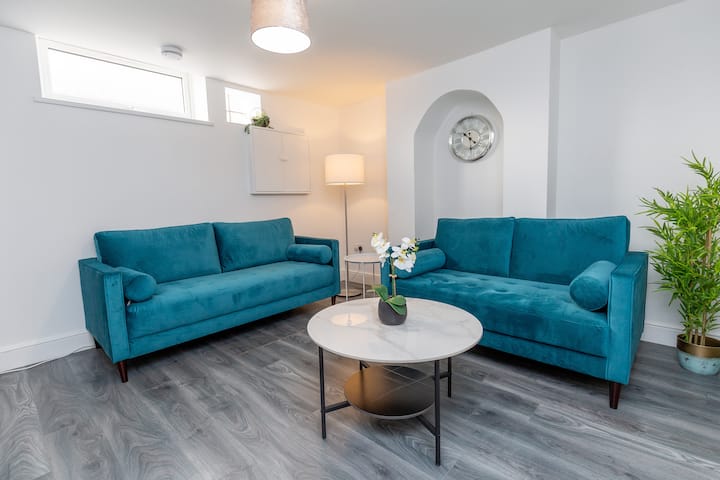 Modern 3br Home Sleeps 8 | Park Free | Town Centre - Northampton