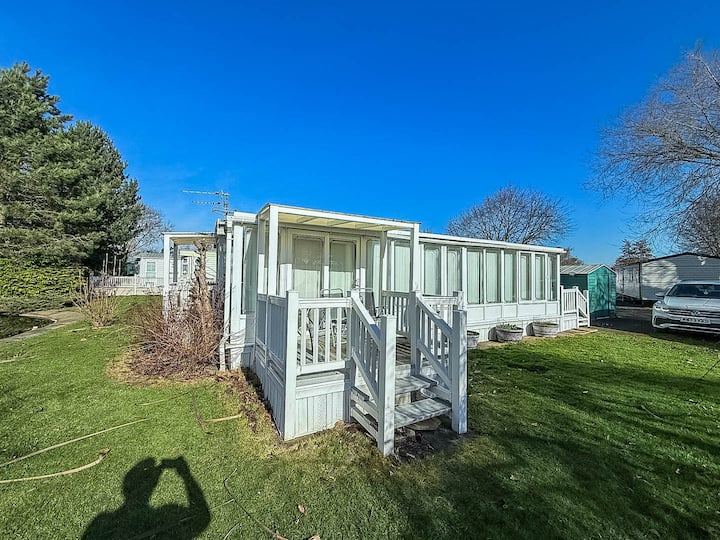 Caravan With Decking At Southview Park Ref 33108s - Skegness