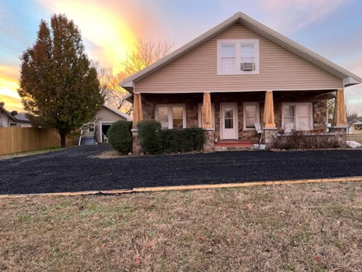 Charming Fall Peak Getaway- Sleeps 5 - Mena