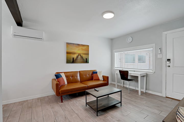 Fully Remodeled Gated 1 Bedroom Apt, Fast Wi-fi - El Paso, TX