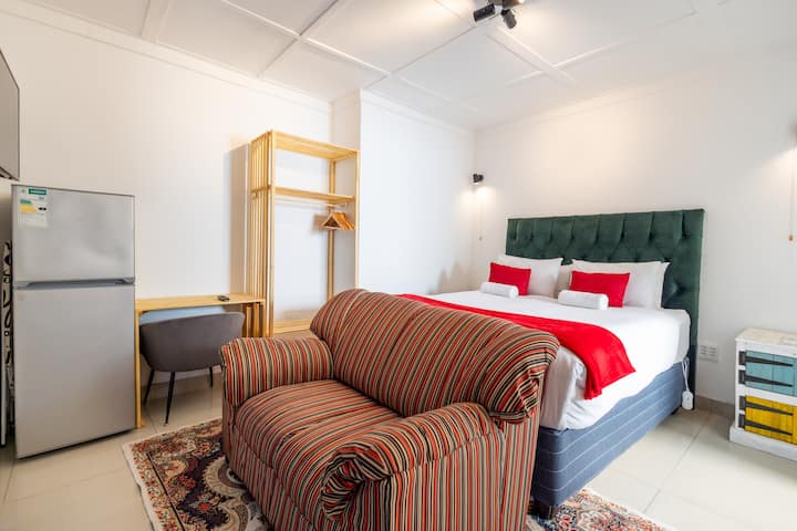 Cozy Intimate Suite At Dazzle - East London