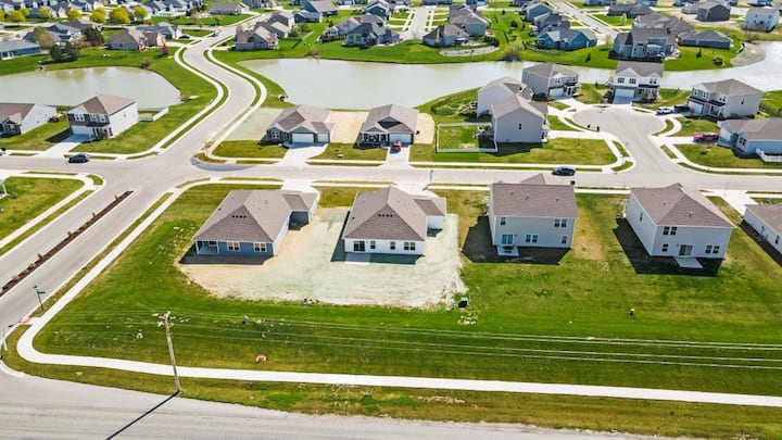 Sunset Room (Sleeps 2; Shared Bathroom) - Fort Wayne