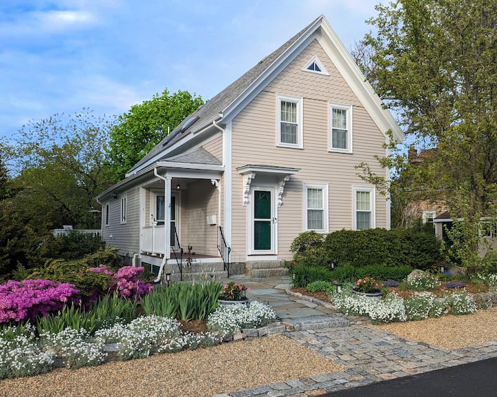Modern Farmhouse With All The Comforts Of Home! - Penzance Road, MA