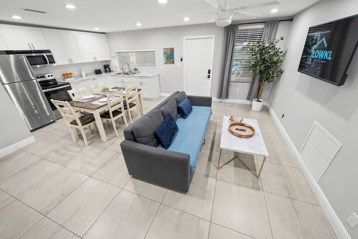 Spacious 2 Bed Apt W/ Pool - Fort Lauderdale, FL