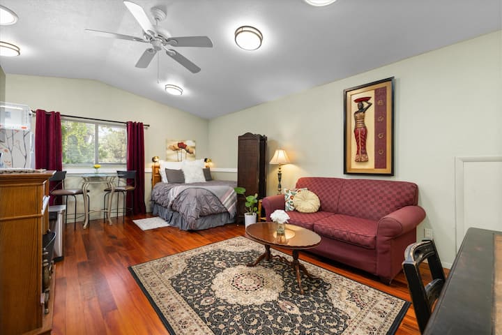 Pink Guest House, Carriage House-private Entrance! - Boise, ID