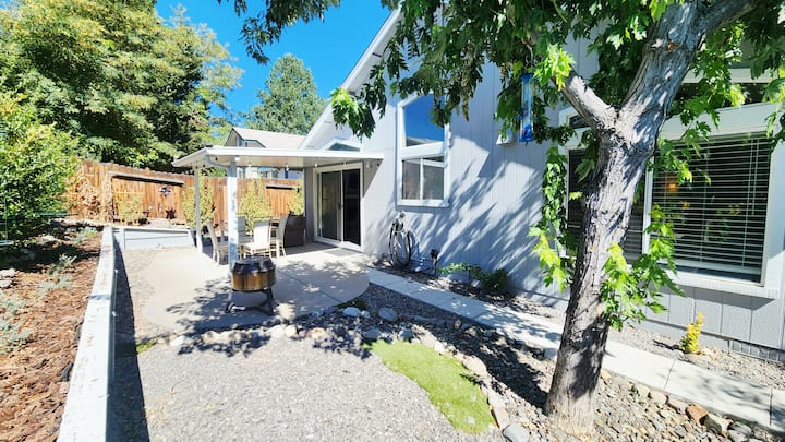 Beautiful Spacious Northwest Reno Home Sleeps 8. - Reno, NV