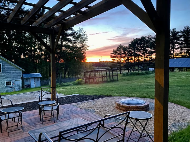 Hilltop Hideaway - 4 Acres, Sunsets, Hot Tub - Bridgman, MI