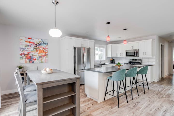 Contemporary & Comfy 2-bedroom Unit; Byron Village - London