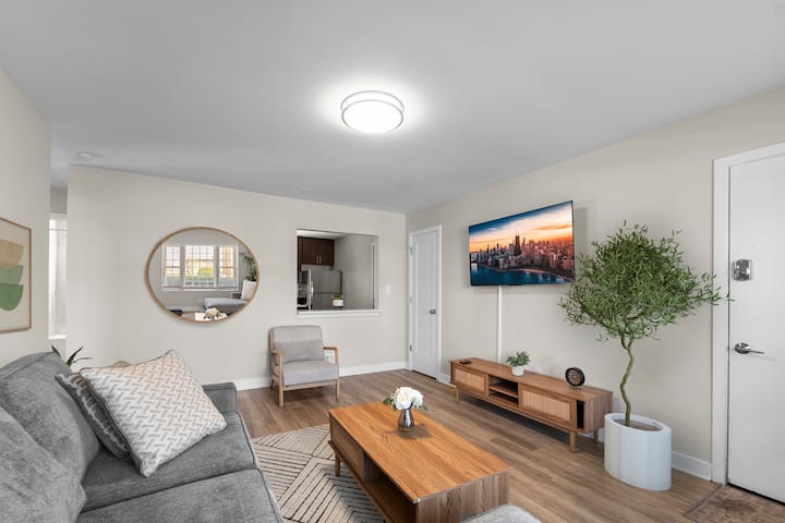 Cozy & Stylish Apartment W/access To City Or Burbs - Evanston, IL
