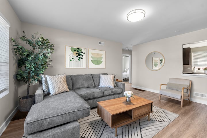 Cozy & Stylish Apartment W/access To City Or Burbs - Northwestern University, Evanston