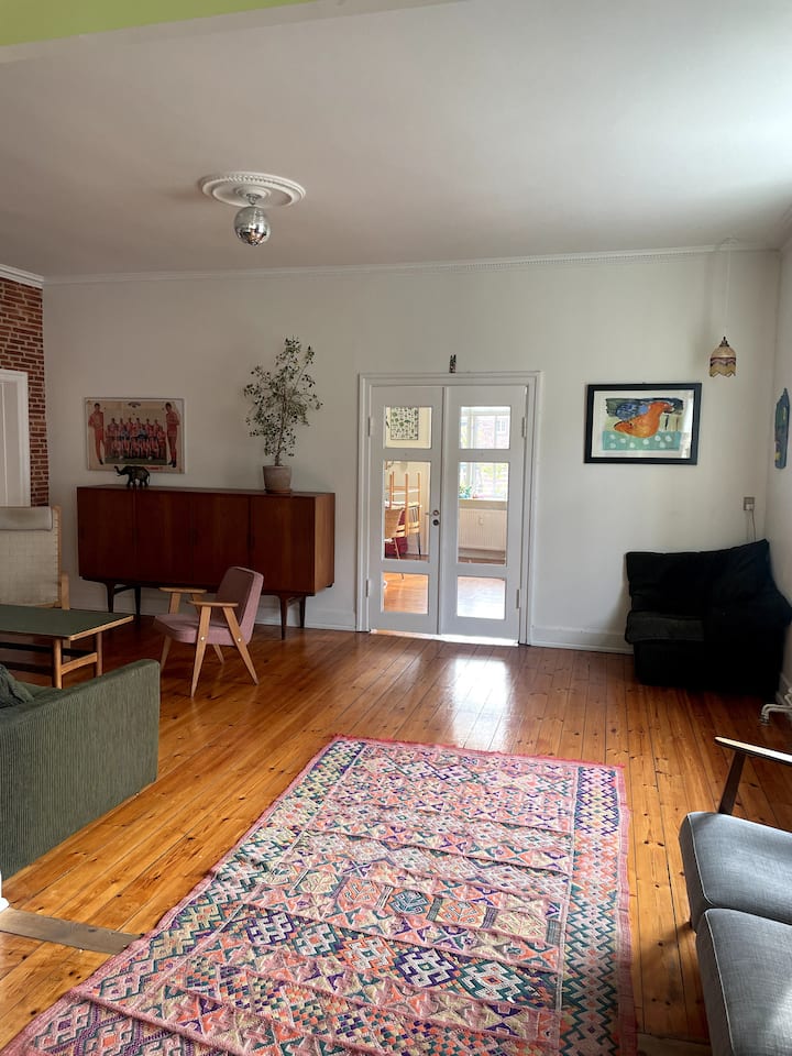 Stor Rummelig Lejlighed Med Dejlig Altan Mod Gård - Copenhague