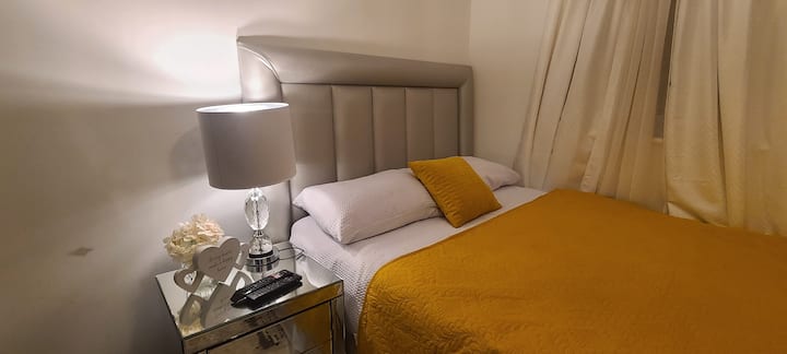 Jaune Room - Reading