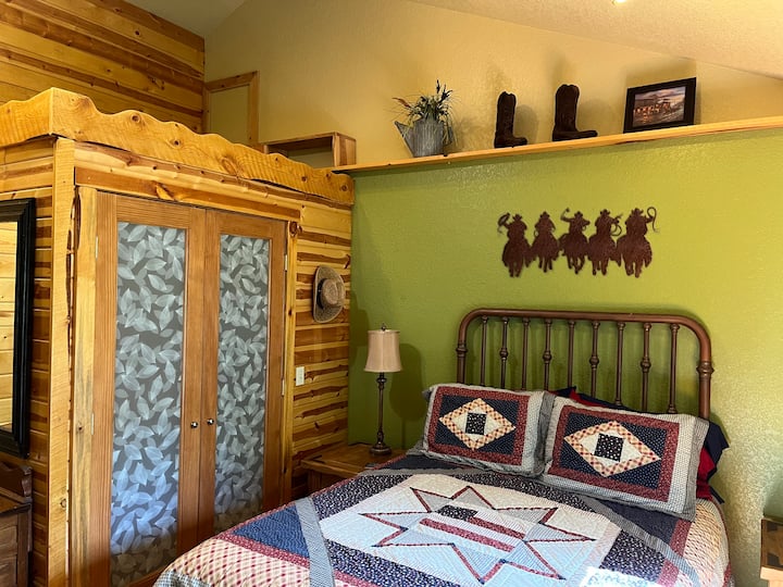 Mtn Peaks Inn- Green Mtn Suite- Downtown Hill City - Hill City, SD